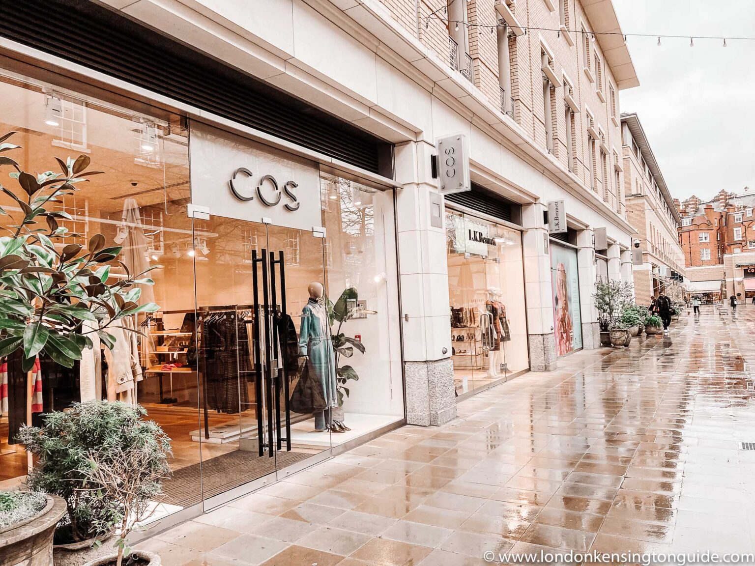 Clothes Shops On Kings Road And Duke Of York Square - London Kensington ...