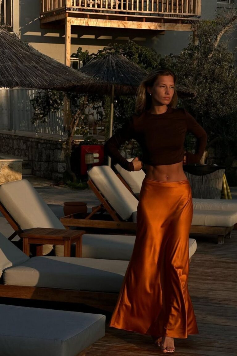 32 Silk Skirt Outfit Ideas That Are Chic, Effortless & Perfect for Any ...