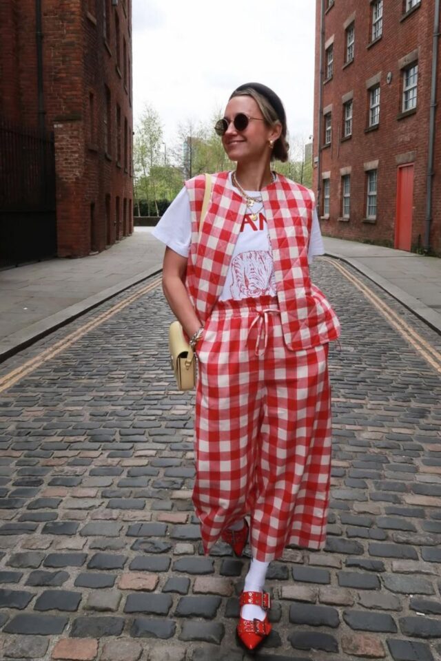 37 Red Flats Outfit Ideas to Elevate Your Everyday Style - London ...