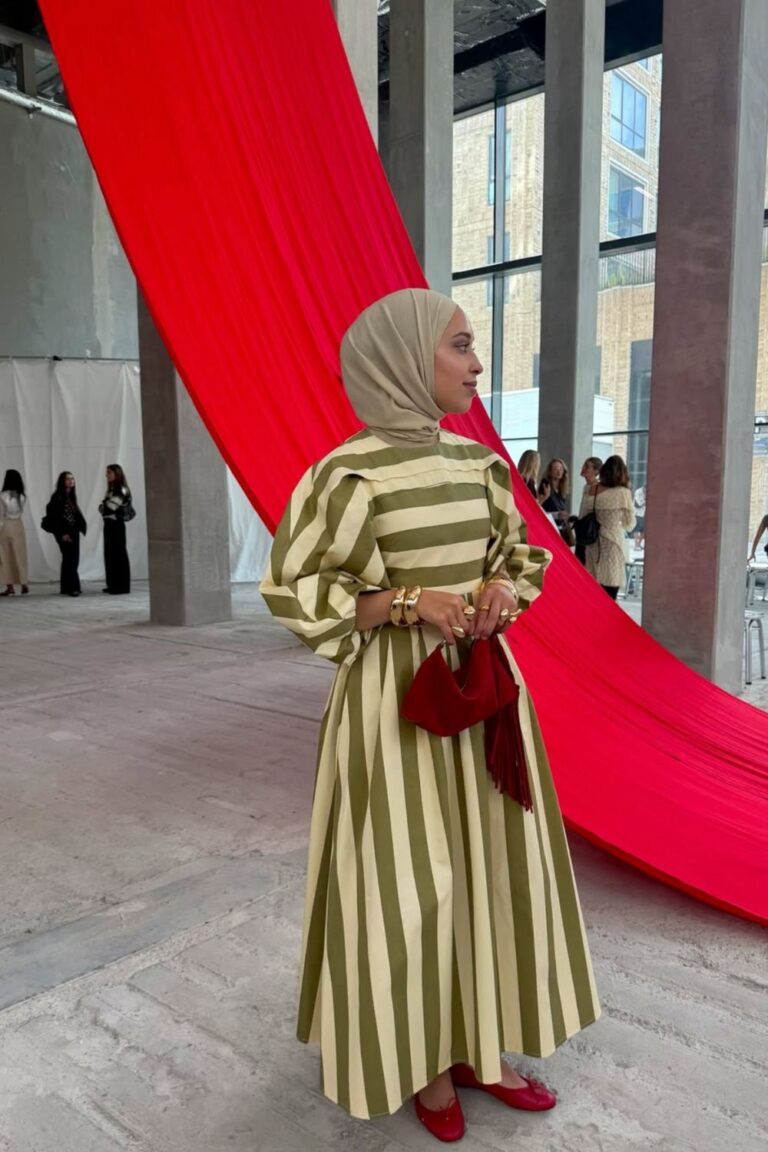 37 Red Flats Outfit Ideas to Elevate Your Everyday Style - London ...